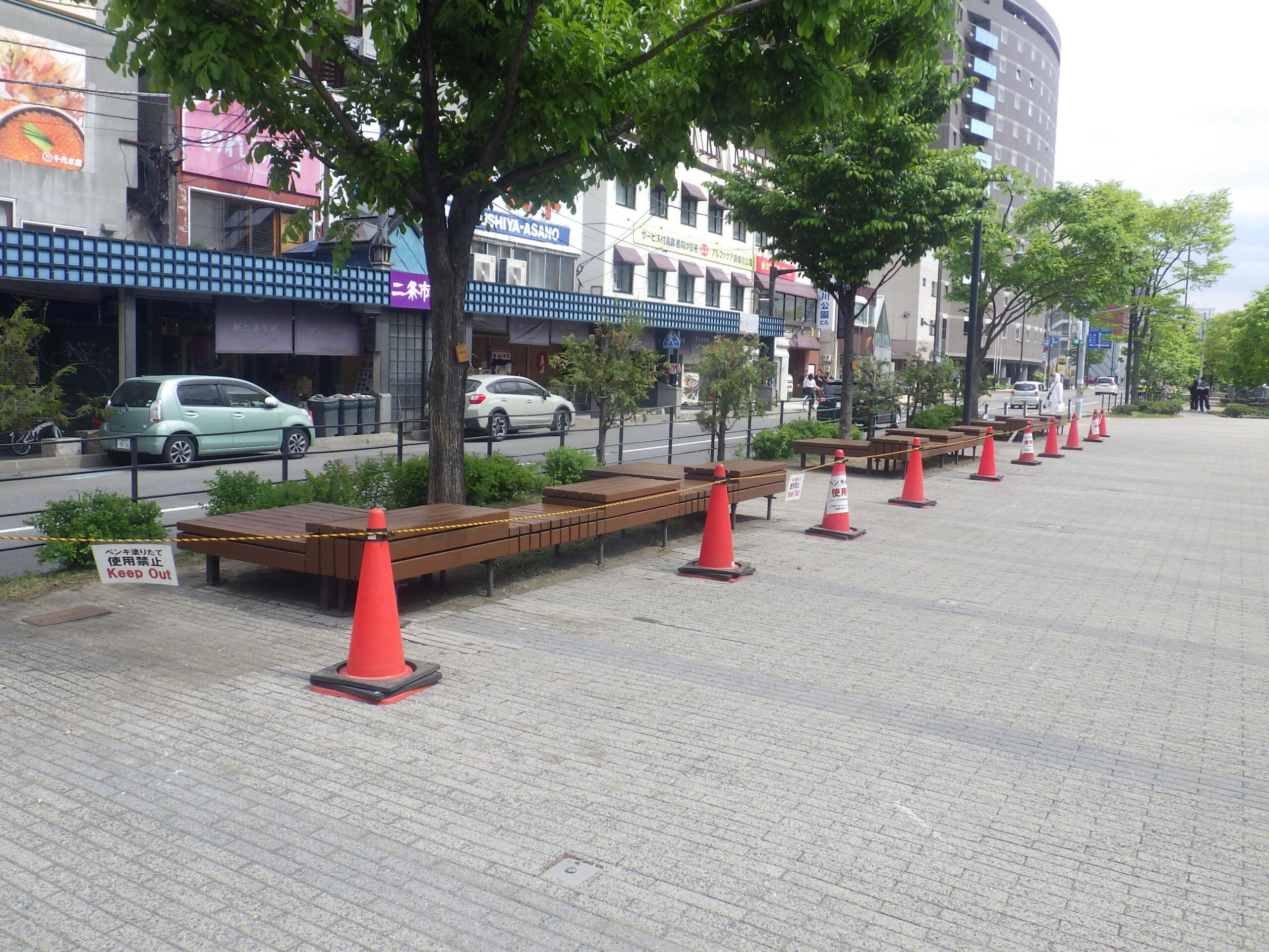 公園ボランティアで広場のベンチ塗り | 創成川公園