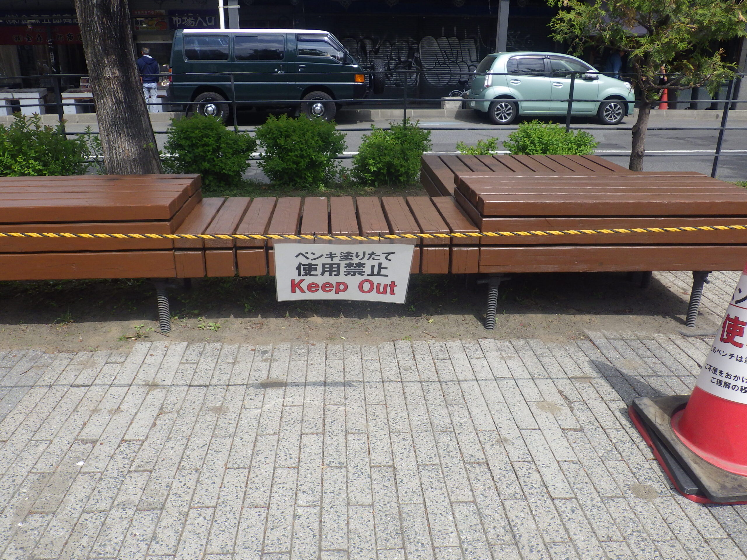 公園ボランティアで広場のベンチ塗り | 創成川公園