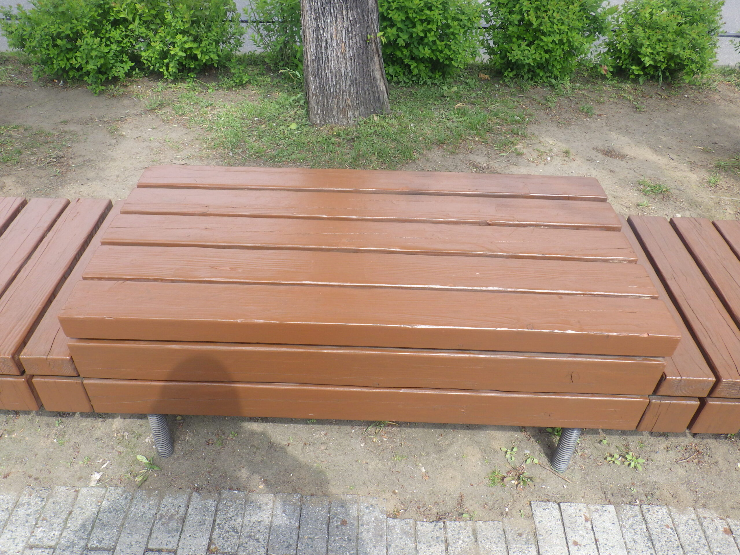 公園ボランティアで広場のベンチ塗り | 創成川公園